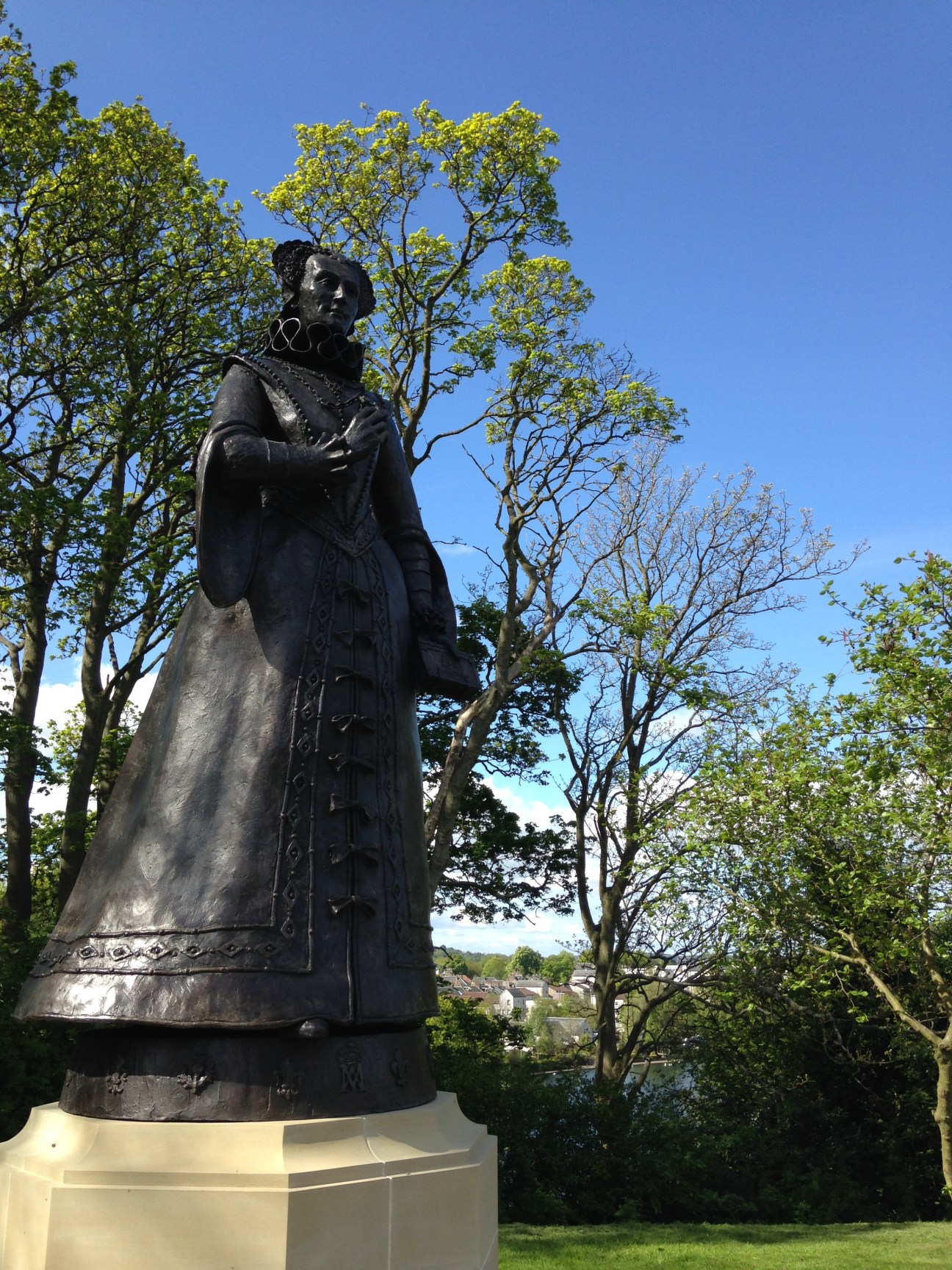 Mary Queen of Scots Statue, Linlithgow Palace Peel – History. Heritage ...